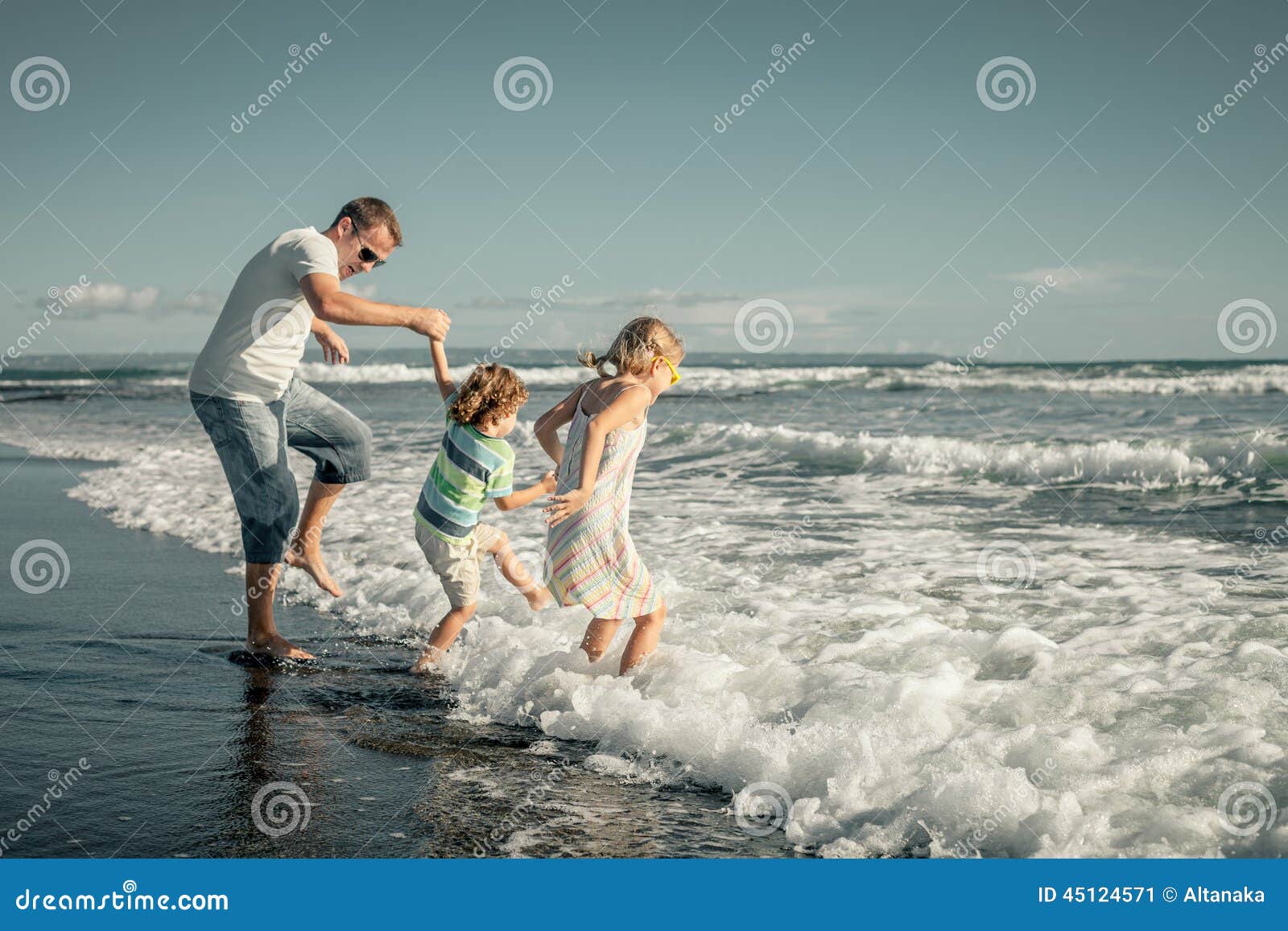 Fader Dotter Och Son Som Spelar På Stranden Fotografering För