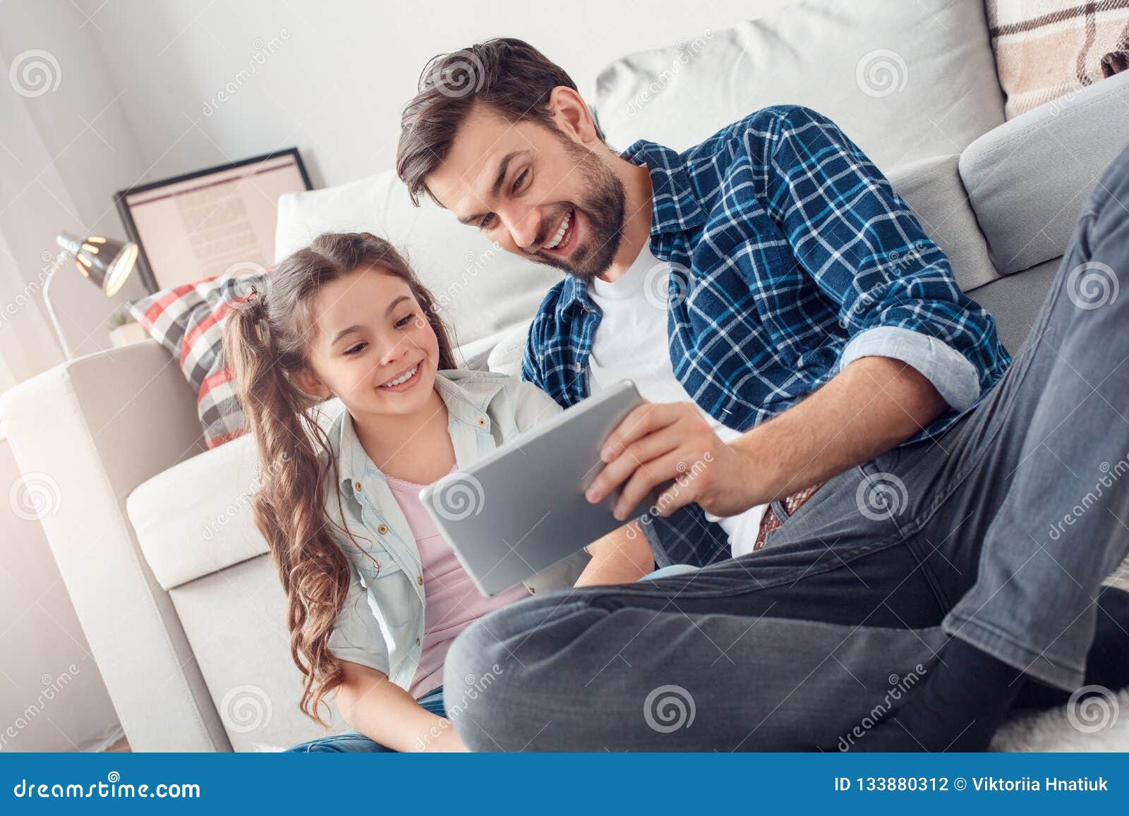 Fader Och Liten Dotter Hemma Som Sitter På Hållande ögonen På Tecknad