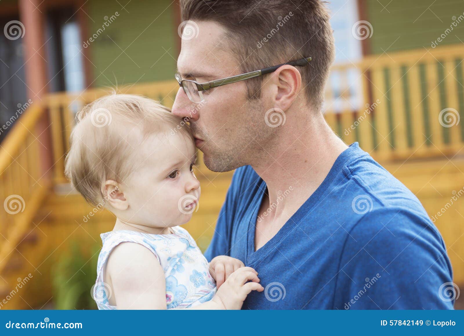 Fadern Och Dottern Spelar Framme Av Huset Fotografering för Bildbyråer ...