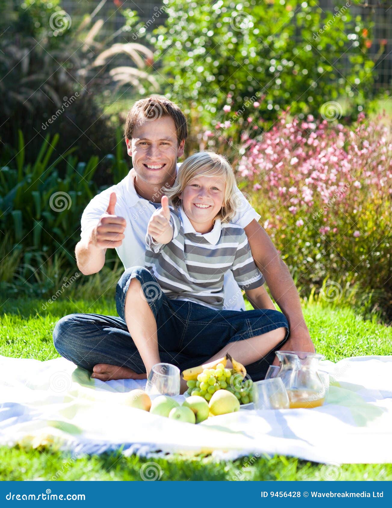 Fadern Som Har Picknicksonen, Tumm Upp Arkivfoto - Bild av fader ...