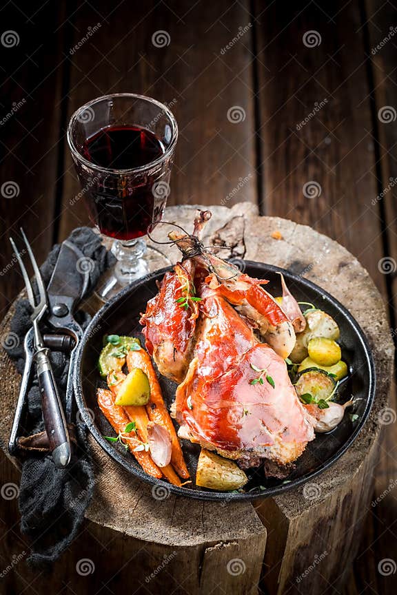 Fagiano Arrostito Con Bacon E Verdure E Spezie Immagine Stock ...