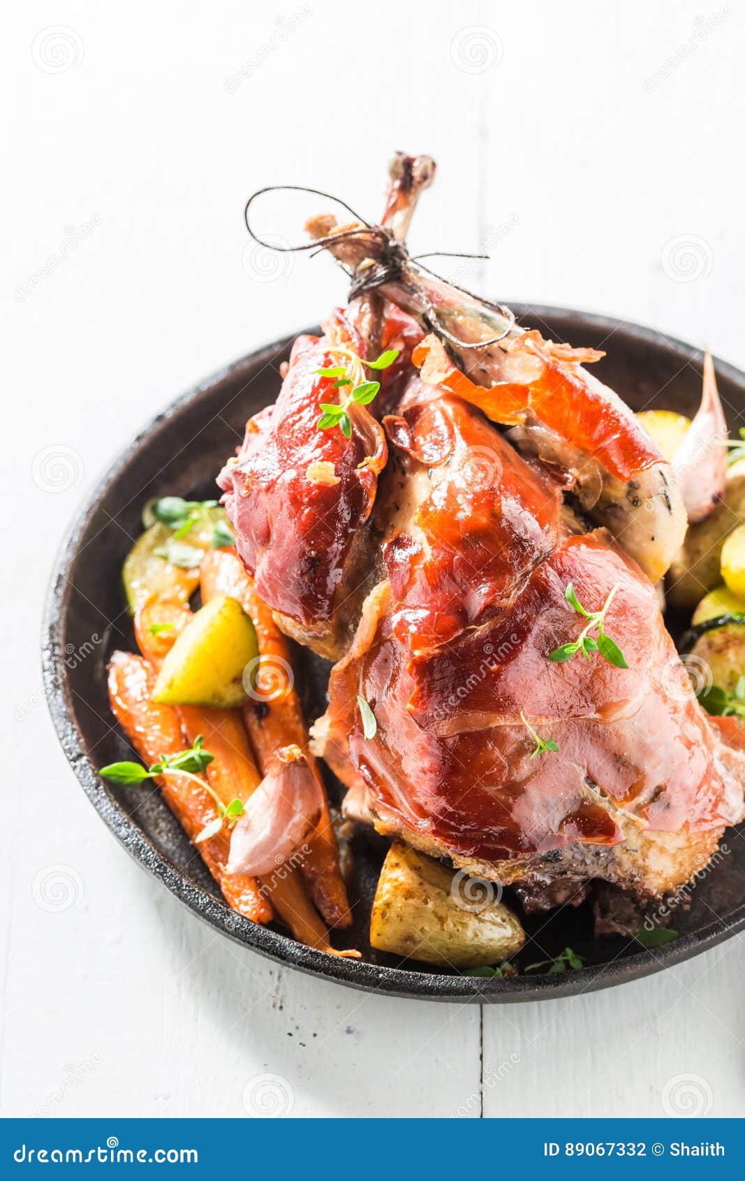 Fagiano Casalingo Con Bacon E Verdure E Spezie Fotografia Stock ...