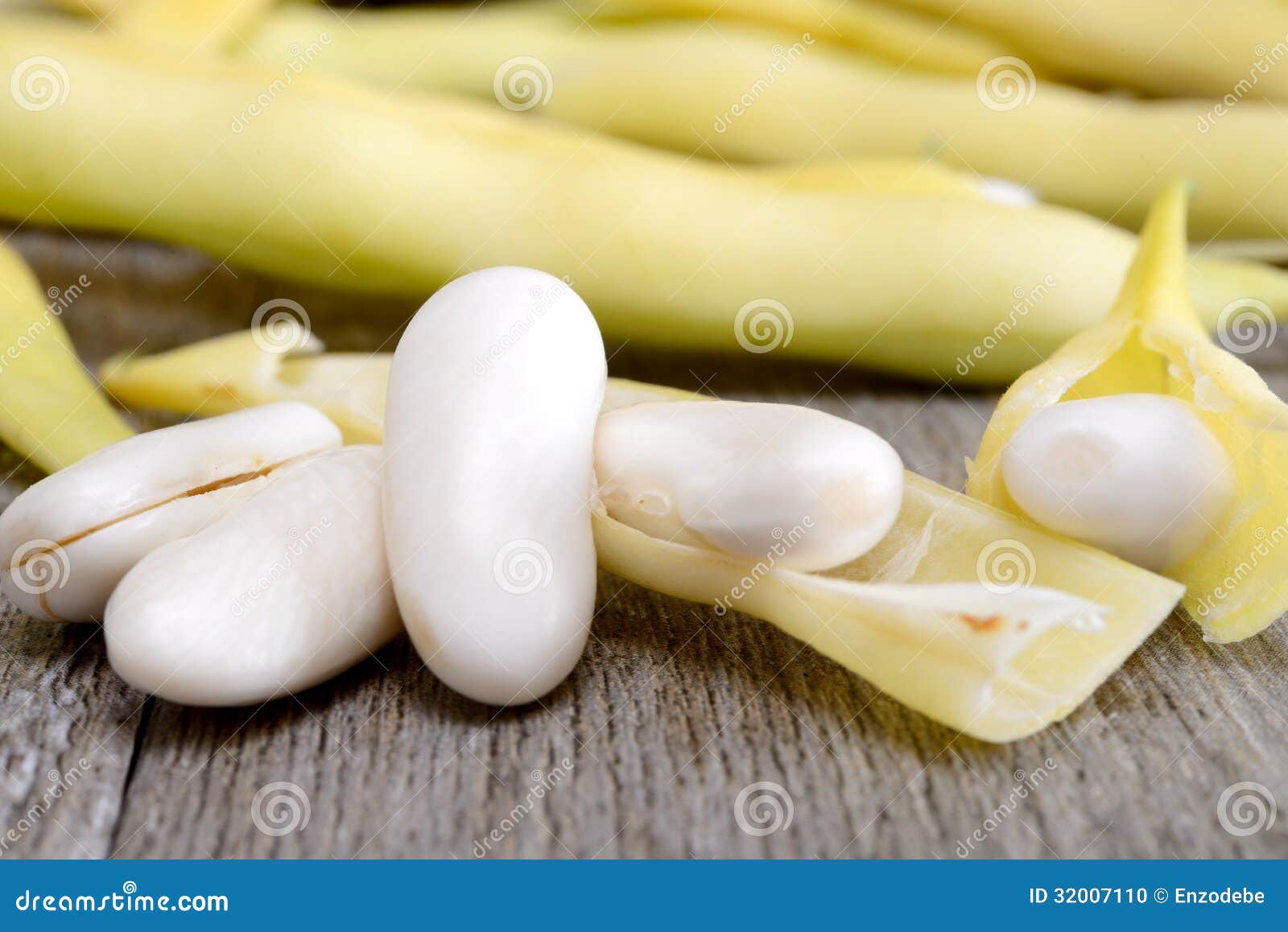 Fagioli bianchi freschi fotografia stock. Immagine di legno - 32007110