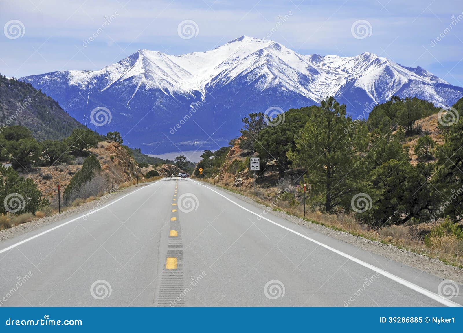 Fahren in die Berge stockbild. Bild von montierung, auto - 39286885