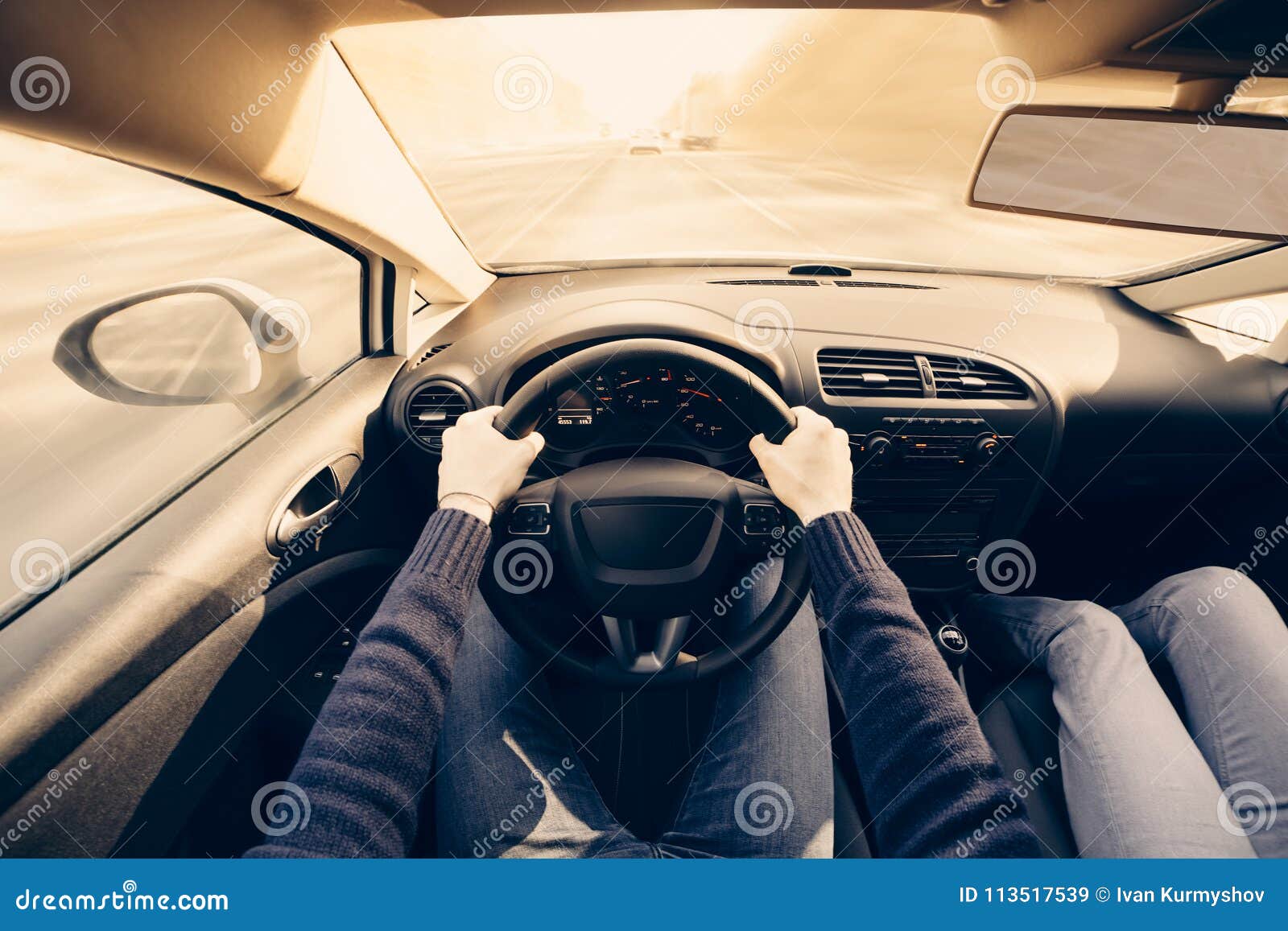 Fahren Sie Ein Auto Innere Innenansicht Stockbild - Bild von jeans ...