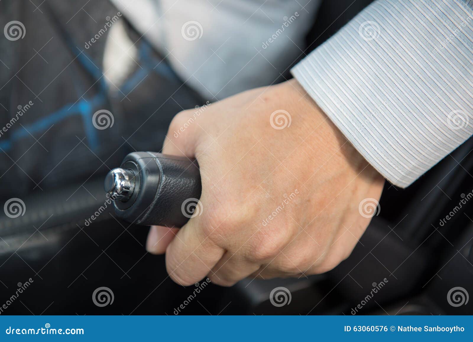Fahrer, Der Die Handbremse Zieht Stockfoto - Bild von hand, parken ...