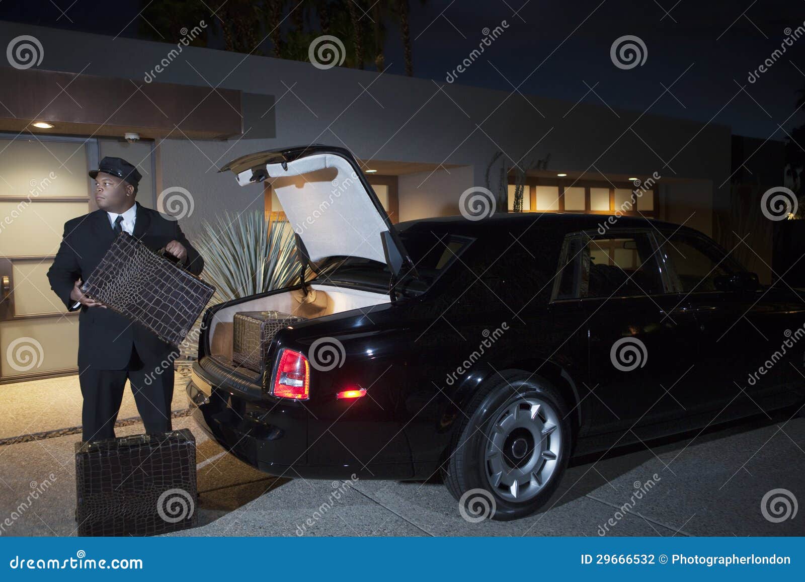 Fahrer-Laden-Koffer Im Auto Stockfoto - Bild von besetzung, fahrer ...