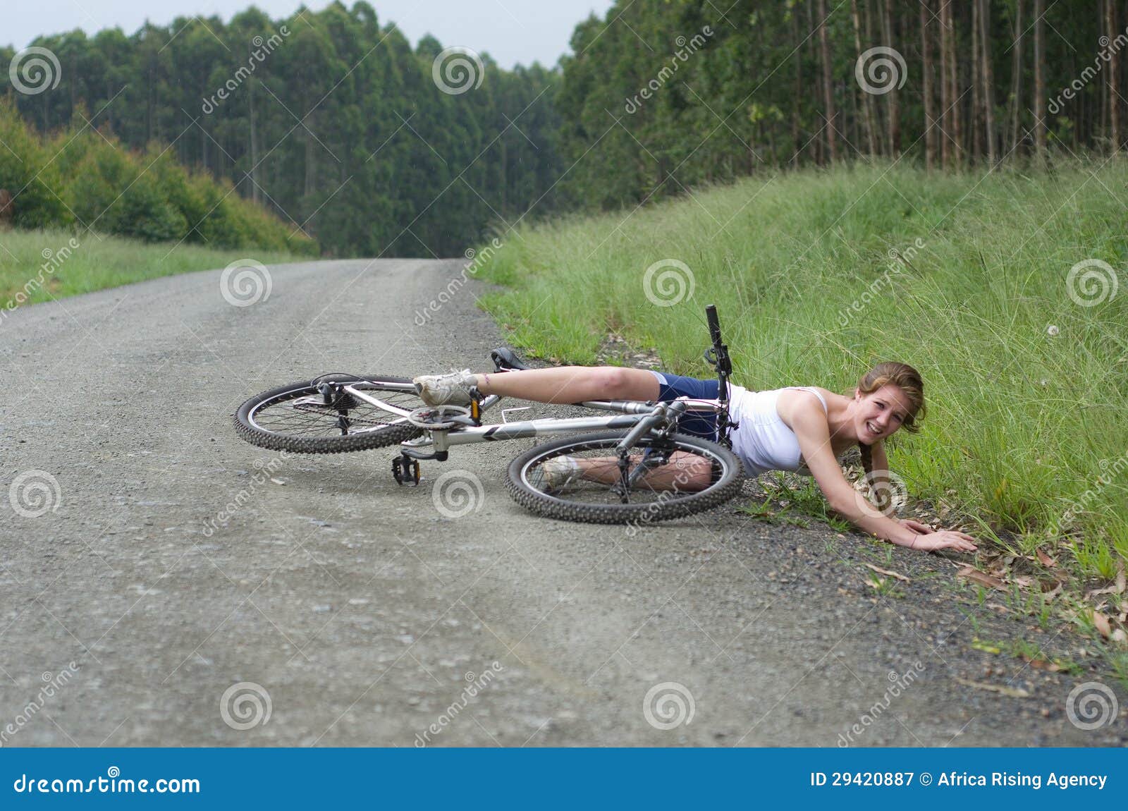 Fahrradunfall stockbild. Bild von berg, sport, unfall - 29420887