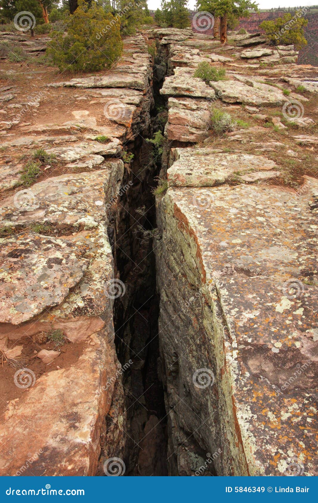 Faille Ou Rupture Dans La Terre Image stock - Image du earth ...