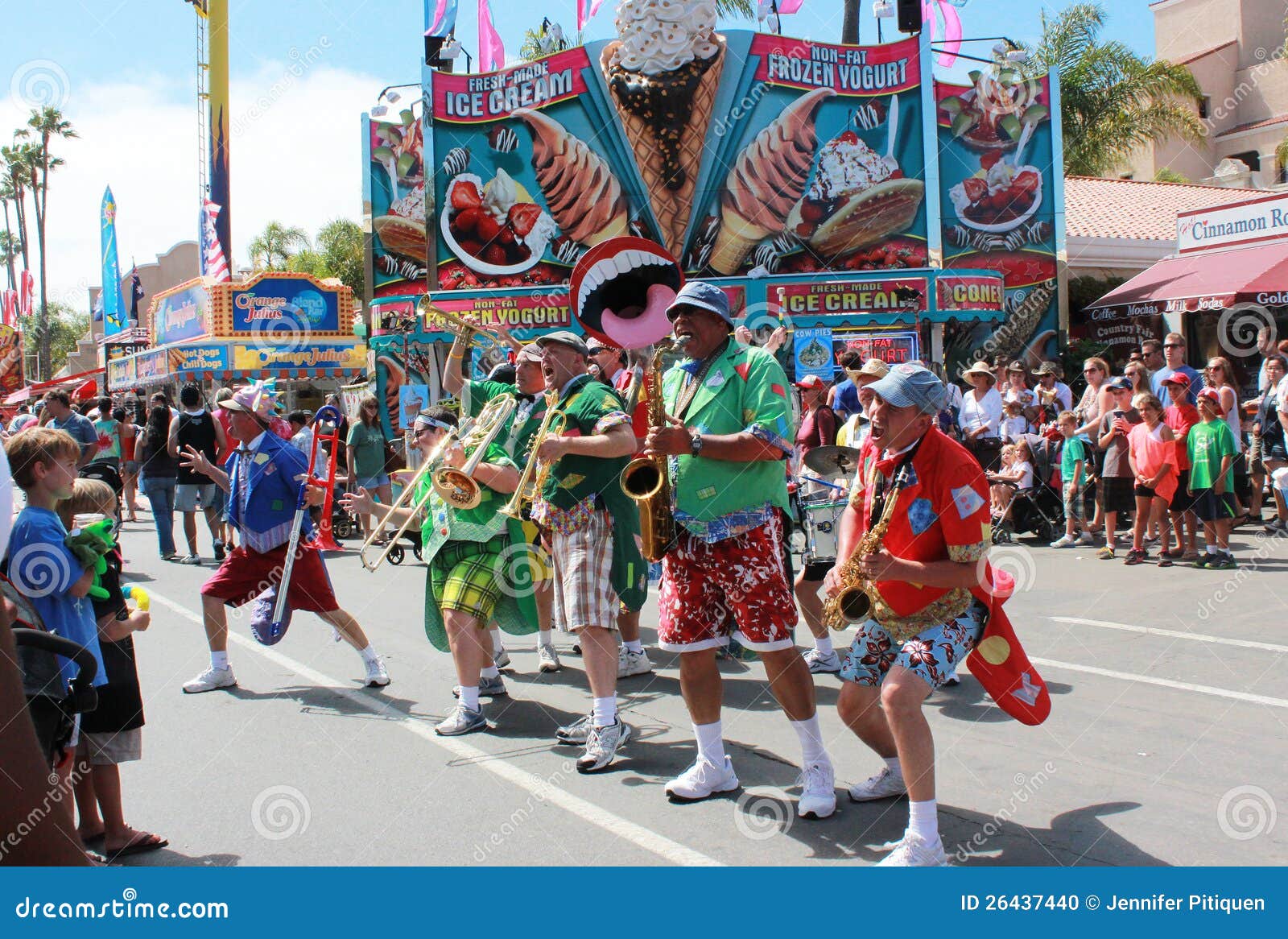 Fair Crowd Pleasers editorial image. Image of trumpet - 26437440