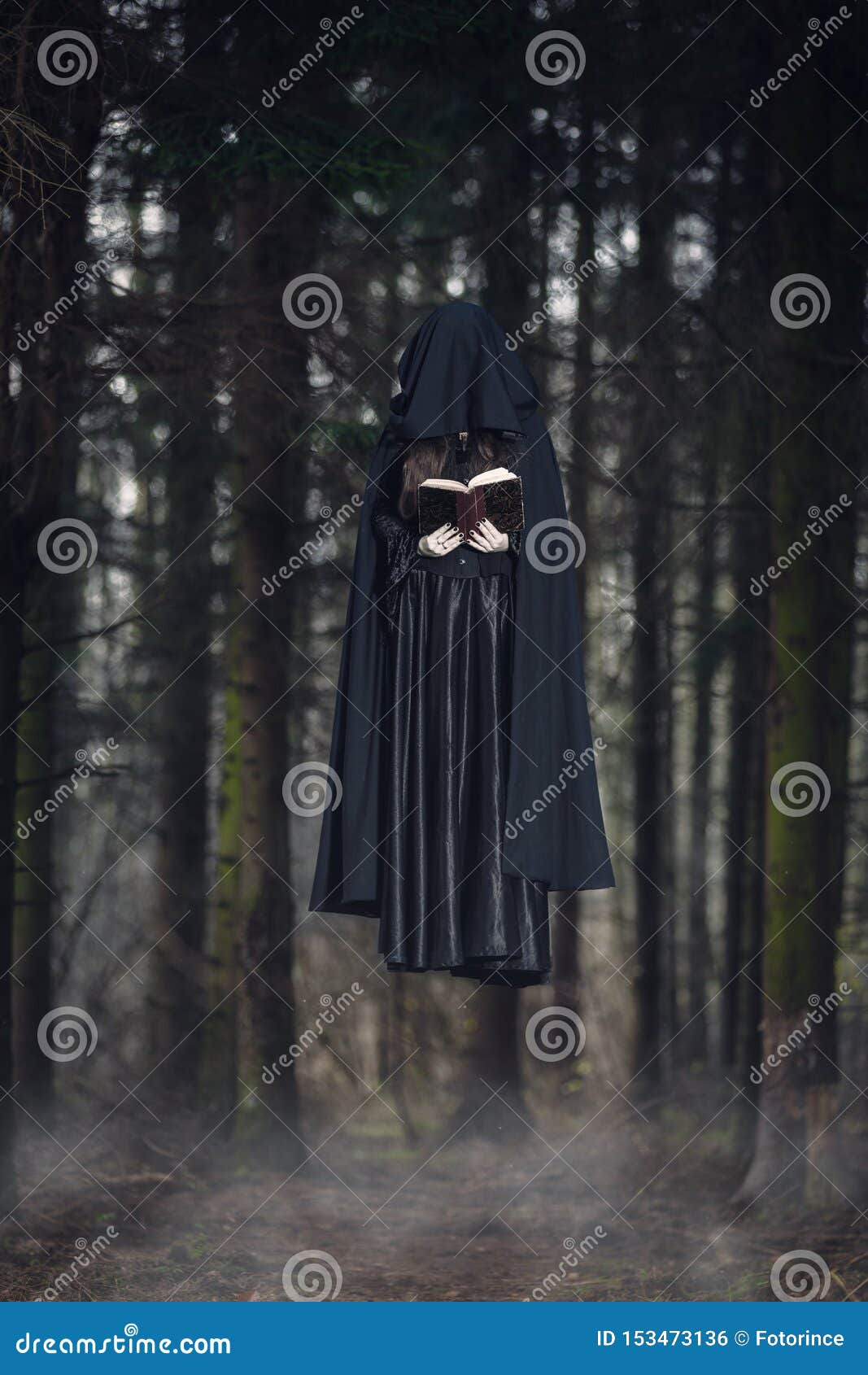 Faire De La L?vitation De Sorci?re Photo stock - Image du oracle, livre ...