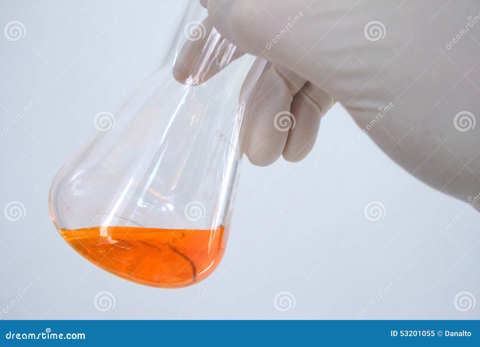 Faire La Science Avec Un Flacon Erlenmeyer Image stock - Image du main ...