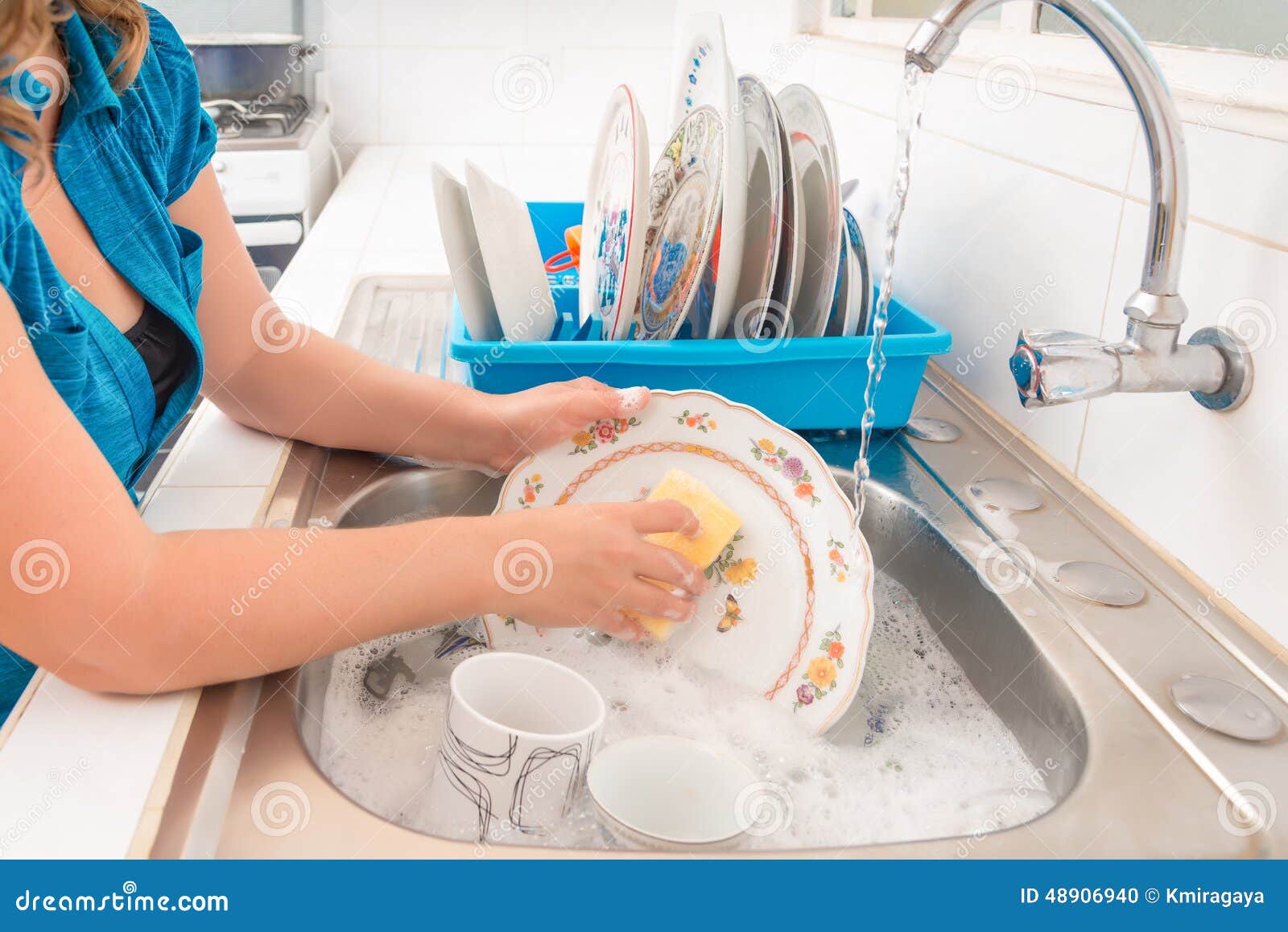 Faire La Vaisselle Dans L'évier De Cuisine Photo stock - Image: 48906940 Faire La Vaisselle Dans L'évier De Cuisine Photo stock - Image: 48906940