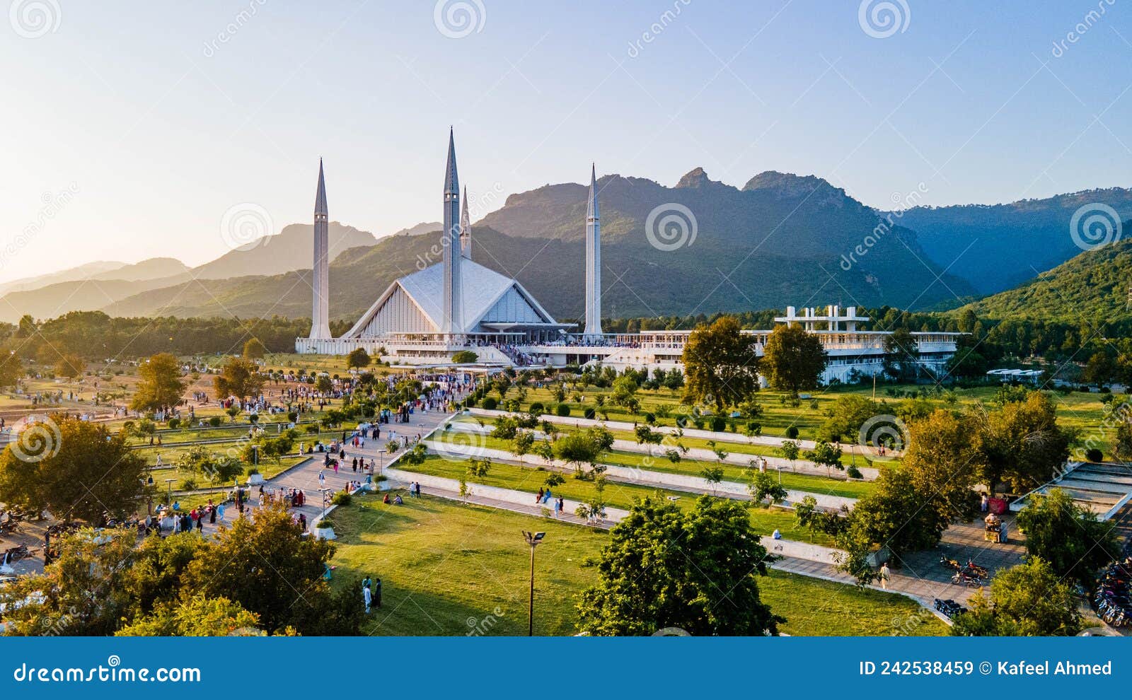 The Faisal Mosque is the Largest Mosque in Pakistan, Located in the ...