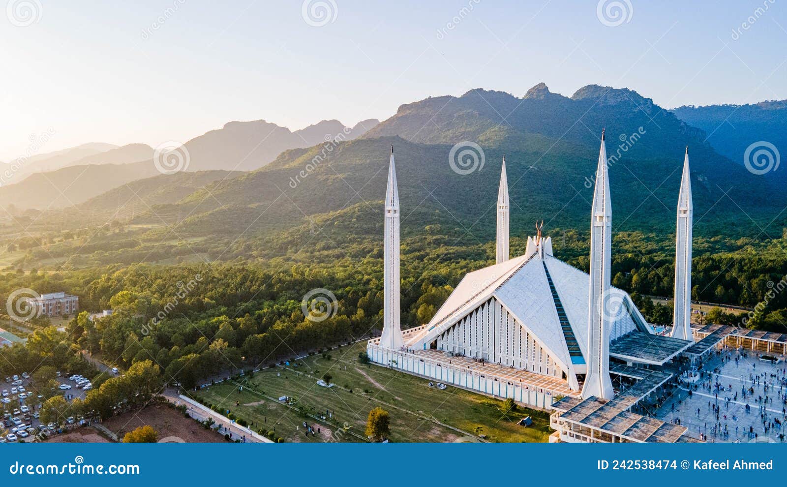 The Faisal Mosque is the Largest Mosque in Pakistan, Located in the ...