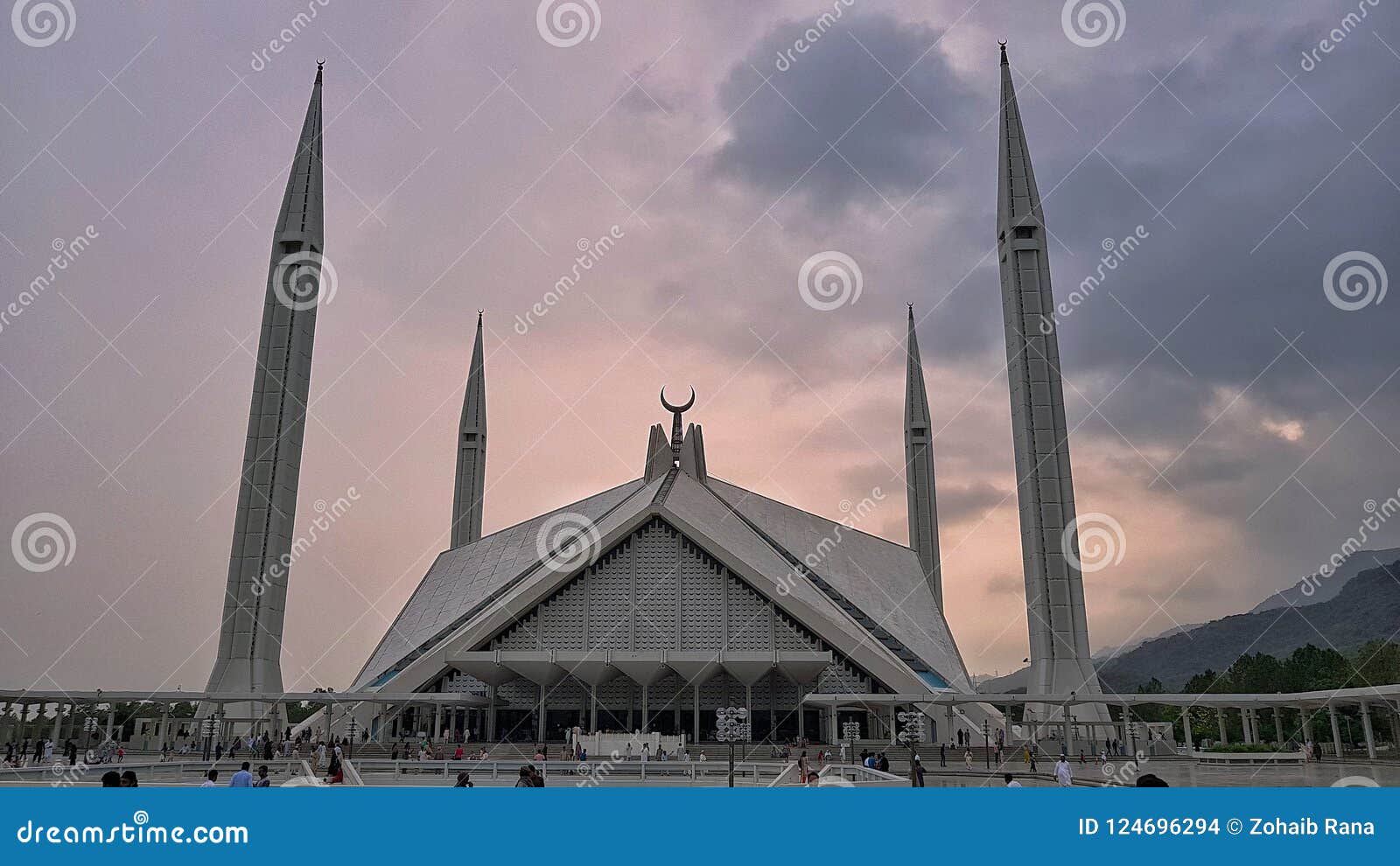 The faisal mosque editorial stock image. Image of mosque - 124696294