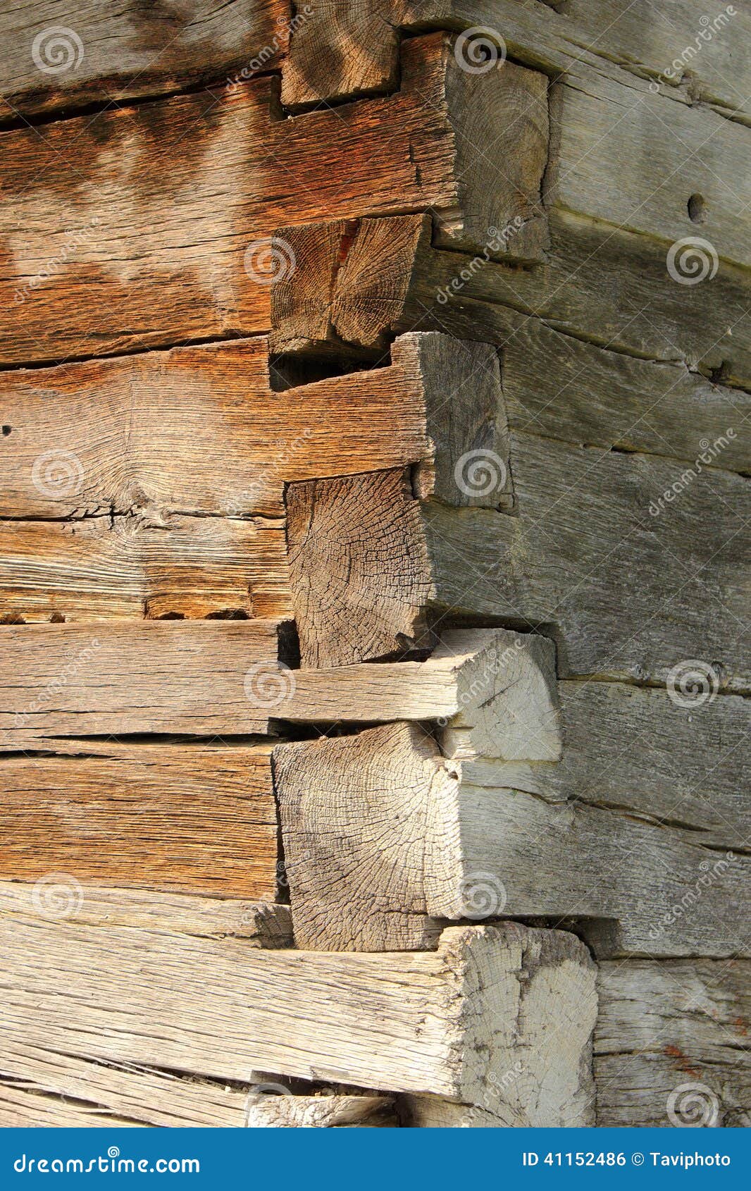 Faisceaux En Bois Sur Le Mur Traditionnel Photo stock - Image du ...