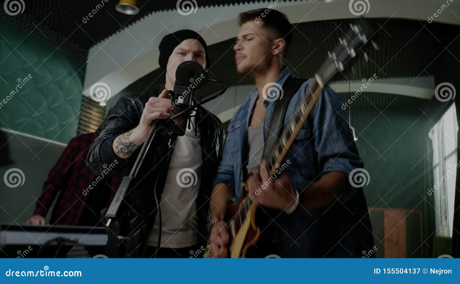 Faixa Da M?sica Que Tem O Ensaio Em Um Est?dio Imagem de Stock - Imagem de cilindros, emocional ...