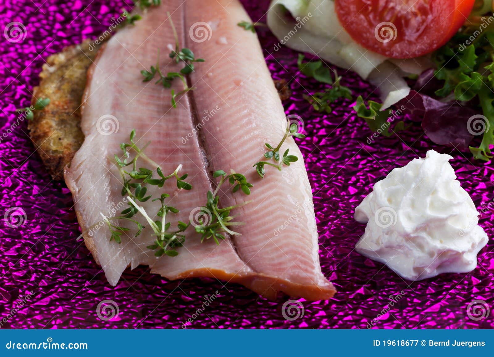 Faixa da truta fumada imagem de stock. Imagem de tomate - 19618677