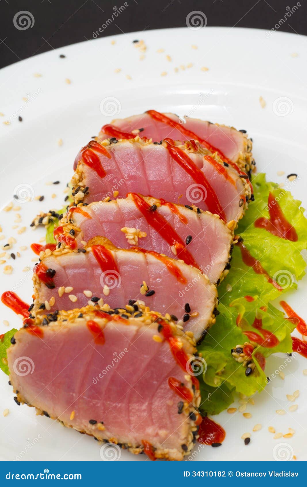 Faixa Do Atum No Prato Branco Com Molho Da Salada E De Soja Foto de ...