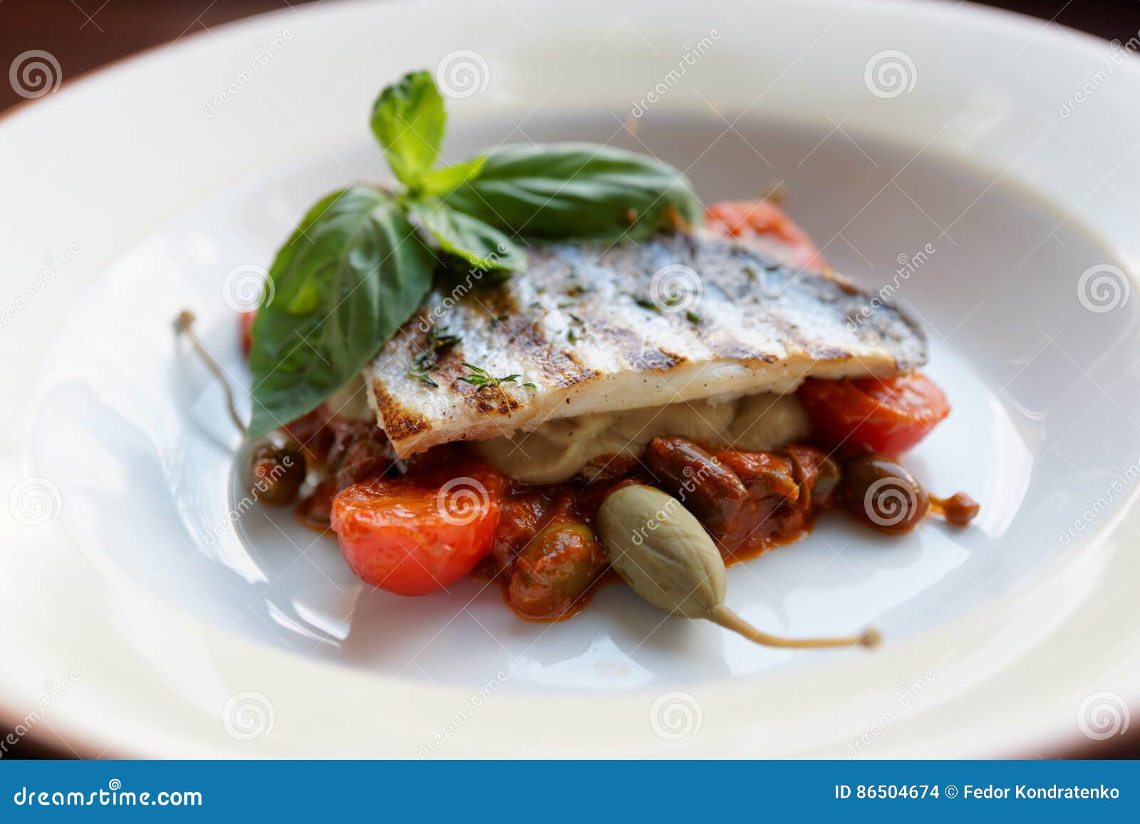 Faixa Do Badejo Com Molho E Alcaparras De Tomate Foto de Stock - Imagem ...