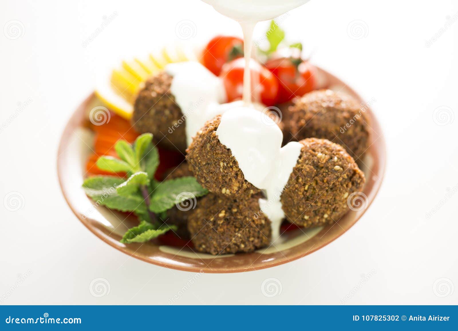 Falafel Completato Con La Salsa Di Tahini Fotografia Stock - Immagine ...