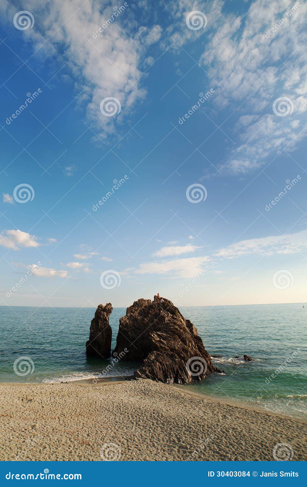 Falaise en mer ligurienne. photo stock. Image du italie - 30403084