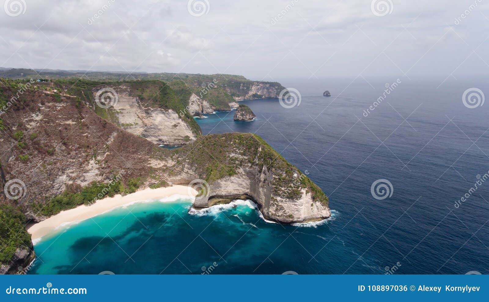 Falaise Rocheuse Avec La Plage En Mer Karang Dawa Photo stock - Image ...