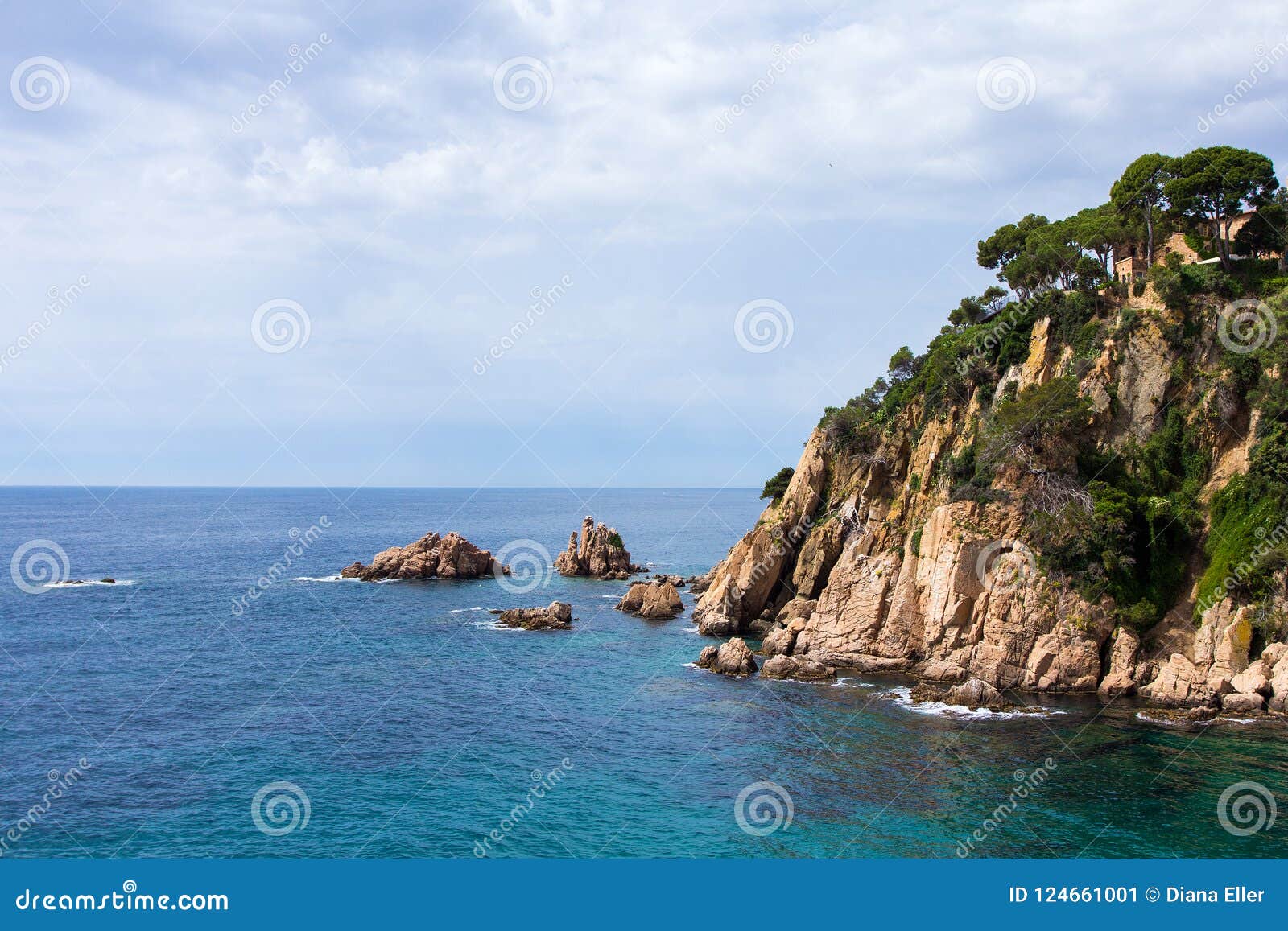 Falaise Rocheuse Et Eau De Mer Transparente Image stock - Image du ...