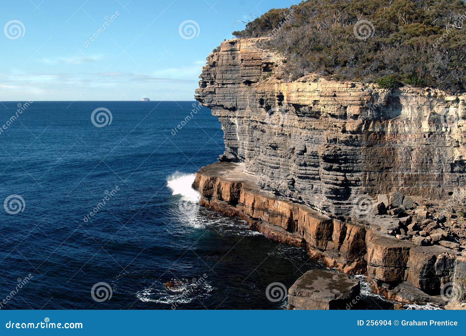 Falaises rocheuses photo stock. Image du rivage, océan - 256904