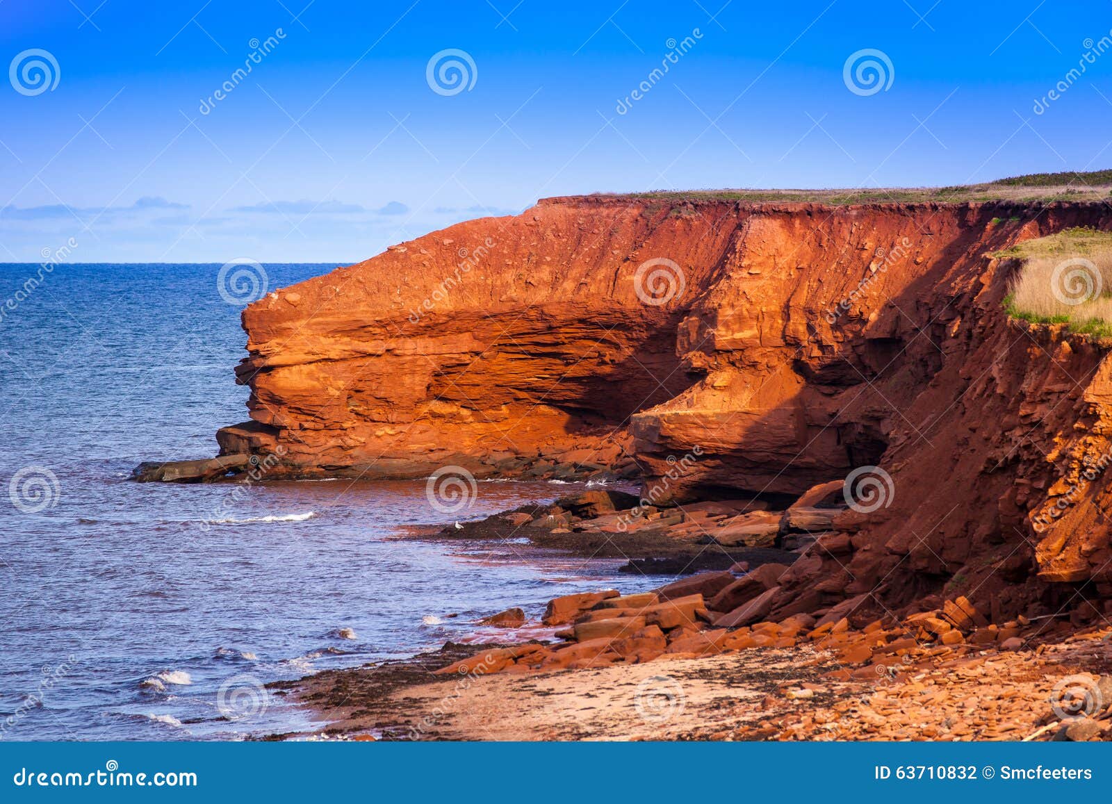 Falaises Rouges De Prince Edwad Island Photo stock - Image du rocheux ...