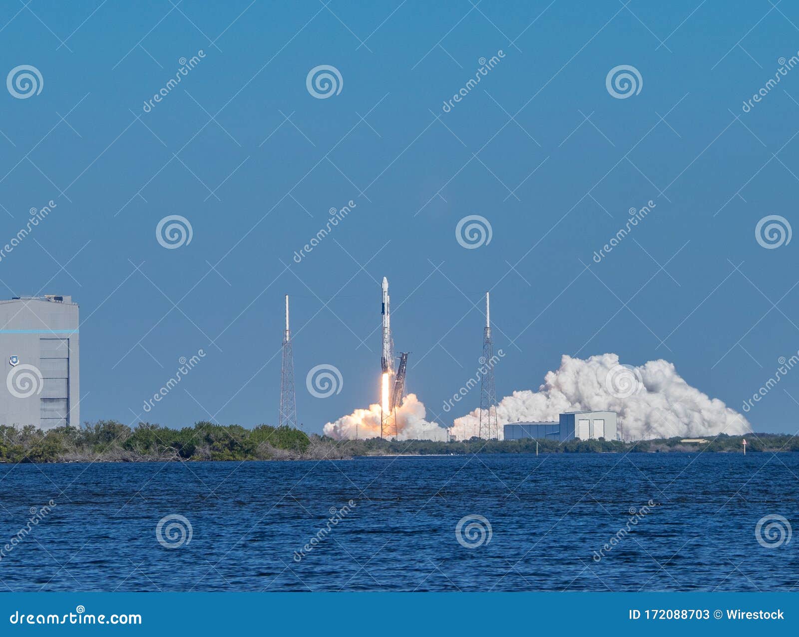 Falcon 9 Launch from Launch Complex 40 on Cape Canaveral Air Force ...
