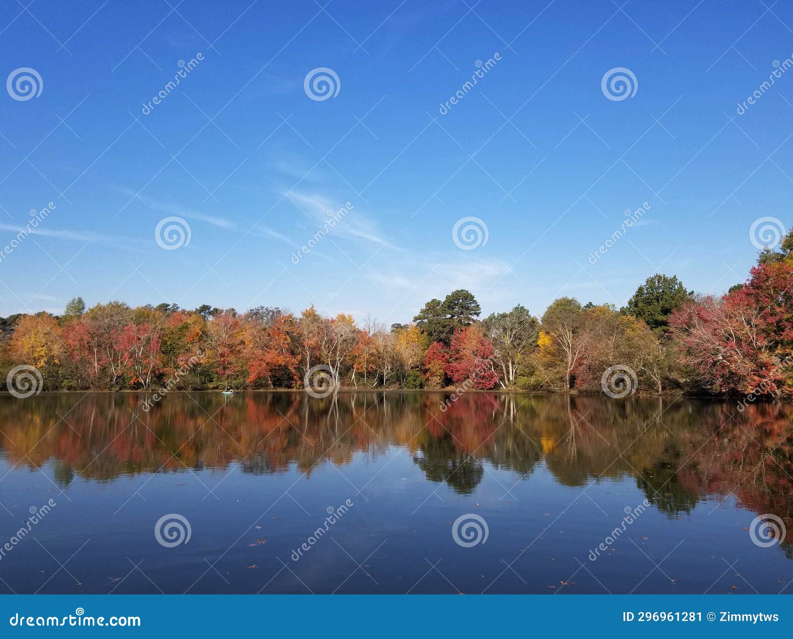 Fall Foliage at Lake Raleigh on Centennial Campus in Raleigh NC Stock ...