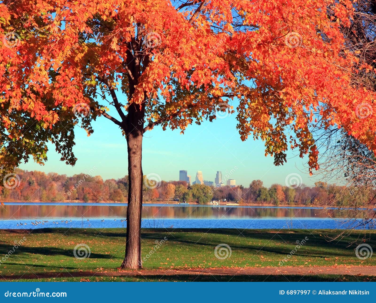 Fall at Lake Nokomis in Minneapolis Stock Image - Image of fall, bright ...