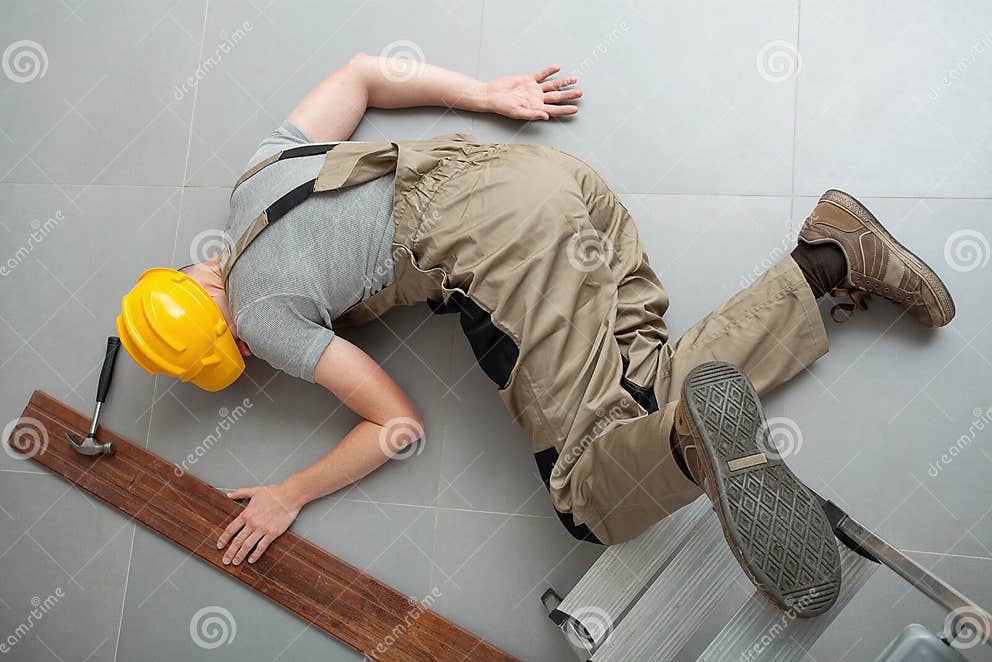 Fall von einer Leiter stockfoto. Bild von schlosser, notfall - 36512838