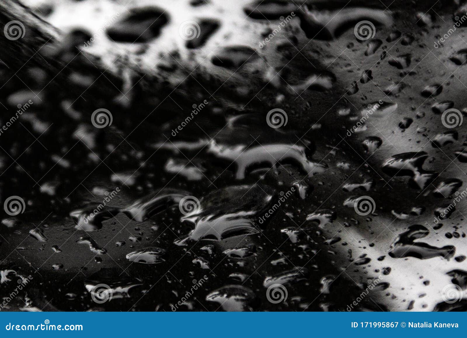 Fallande Vattenfall I En Puddle Fotografering för Bildbyråer - Bild av ...