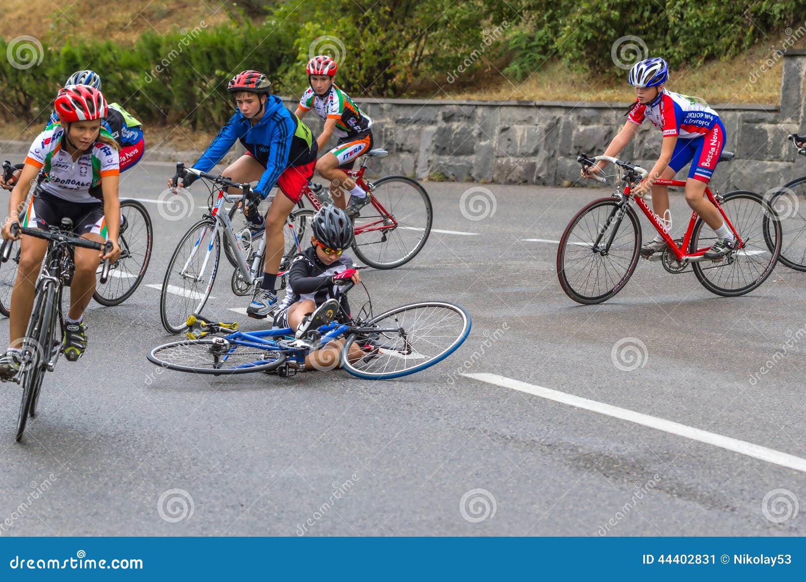 Fallen cyclist editorial photo. Image of asphalt, helmet - 44402831