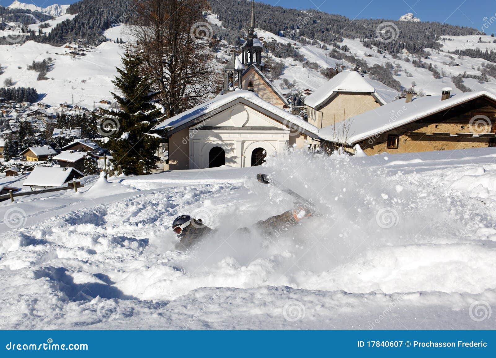 Fallen in den Schnee stockbild. Bild von berge, fallen - 17840607
