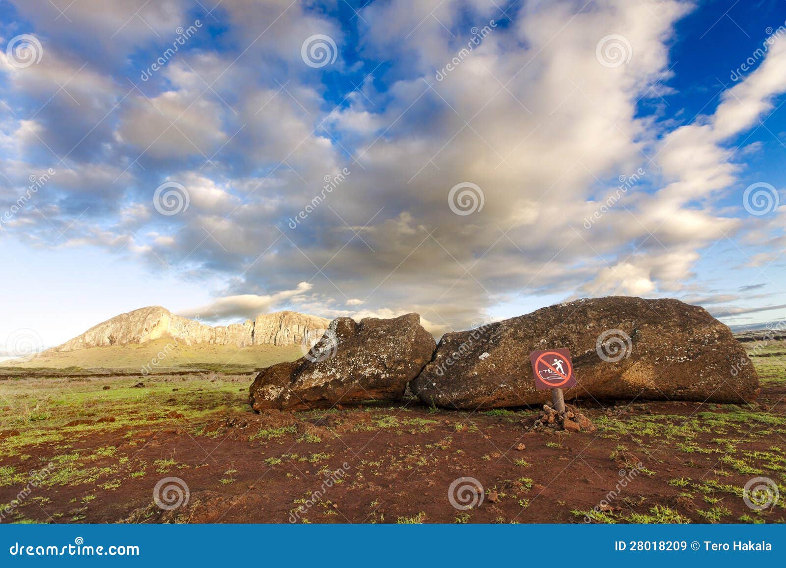 Lying Moai Ruin With The Iconic 15 Moai Statues In The Backdrop, Ahu ...