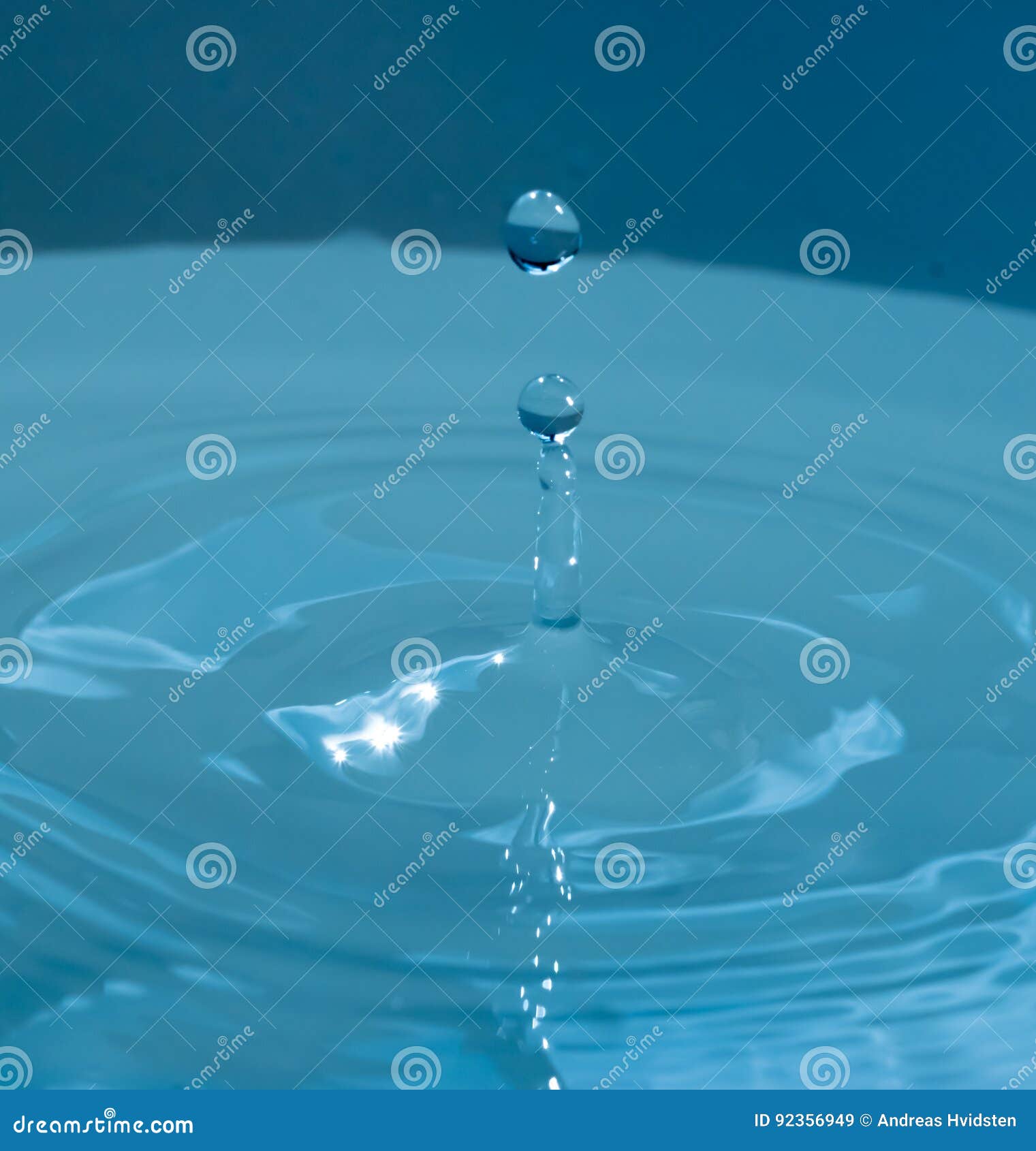 Fallende Regentropfen stockbild. Bild von regen, schön - 92356949