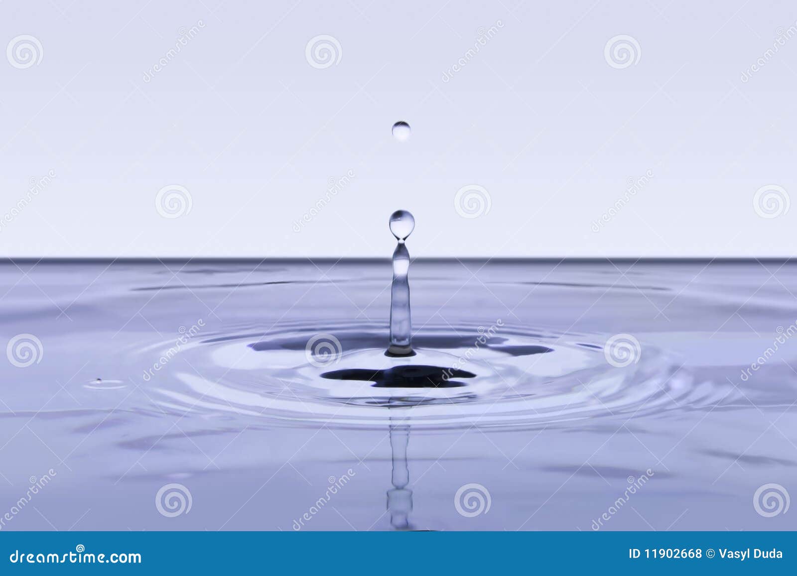 Fallender Wassertropfen stockfoto. Bild von getränk, luftblase - 11902668