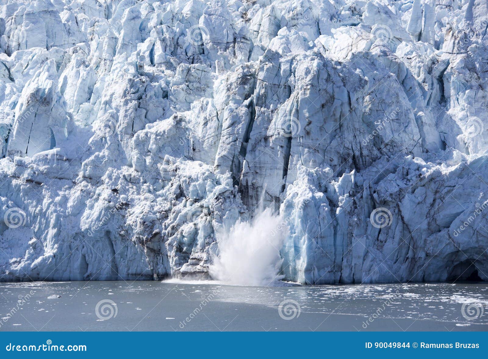 Fallendes Eis in Alaska stockfoto. Bild von amerika, szenisch - 90049844