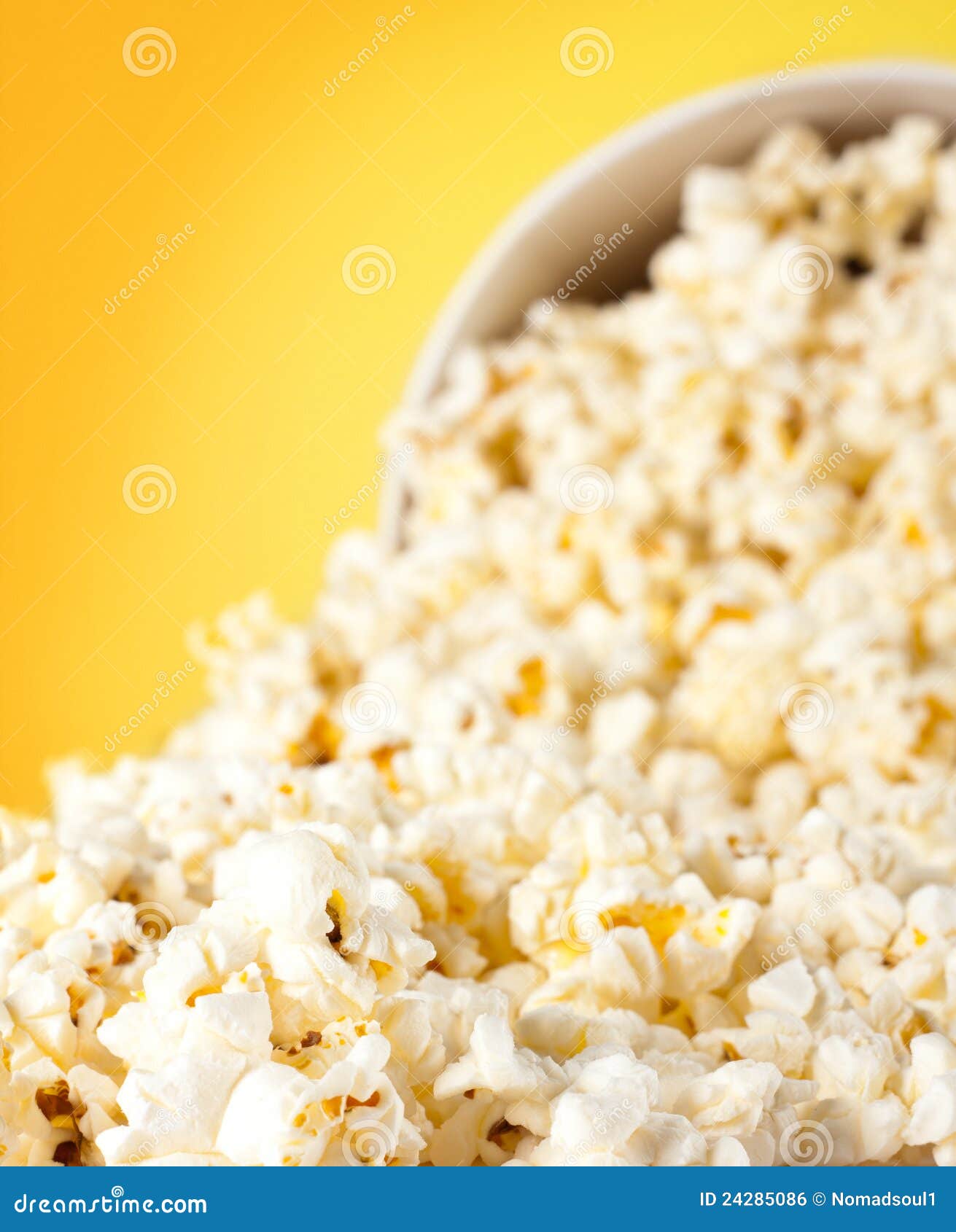 Fallendes Popcorn stockfoto. Bild von salz, wanne, zuckermais - 24285086