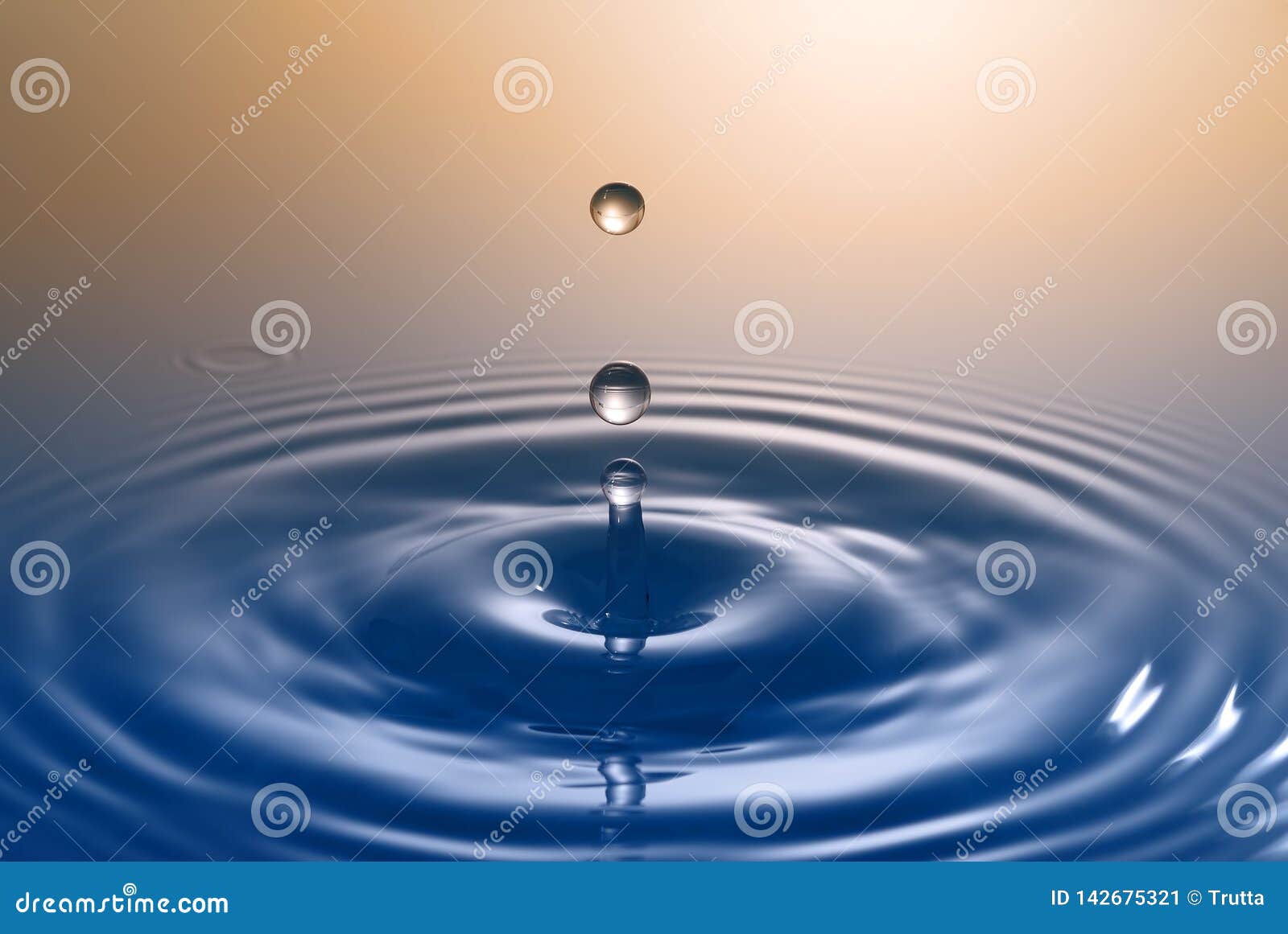 Falling drop of water stock image. Image of circle, macro - 142675321