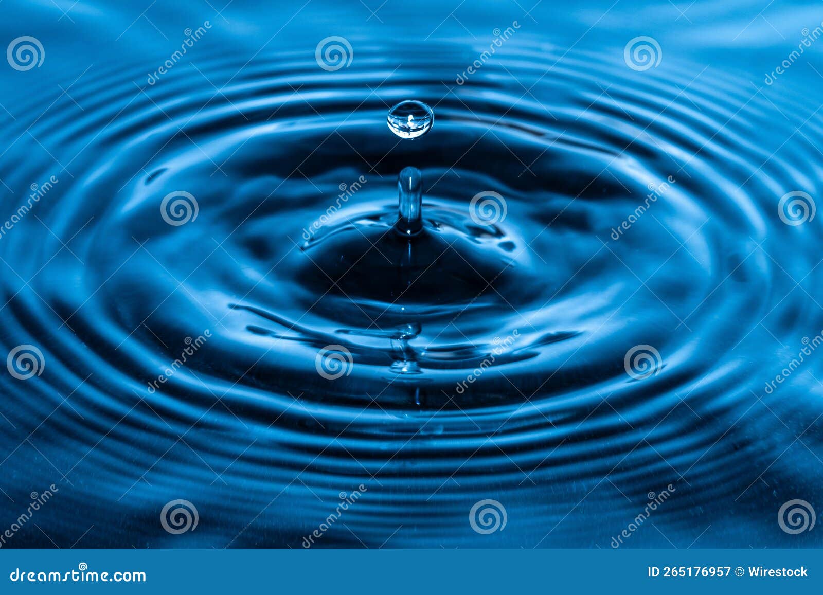 Falling Droplet of Water with Circular Waves Stock Image - Image of ...