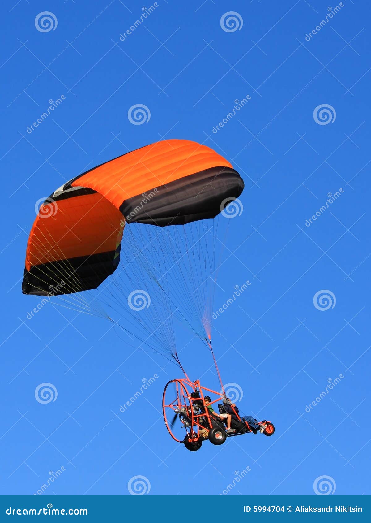 Fallschirm mit Motor stockfoto. Bild von nave, aufregung - 5994704