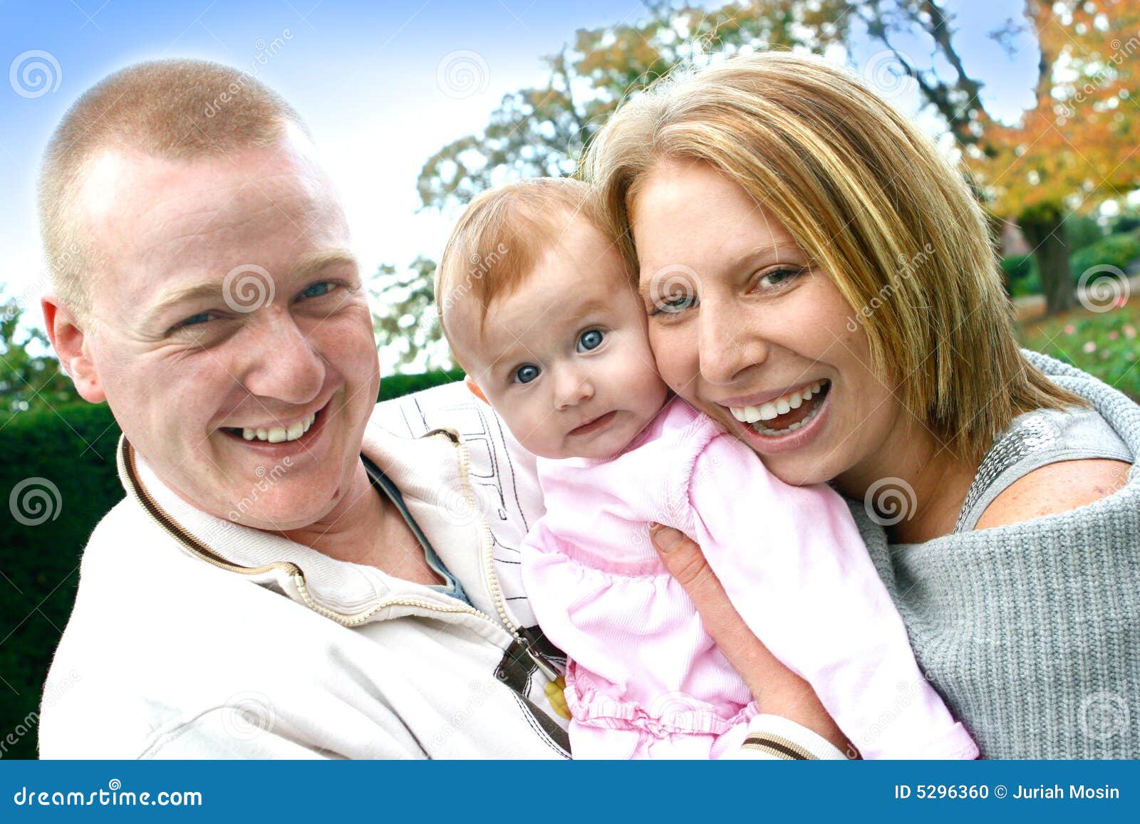 Família nova com bebé foto de stock. Imagem de infância - 5296360
