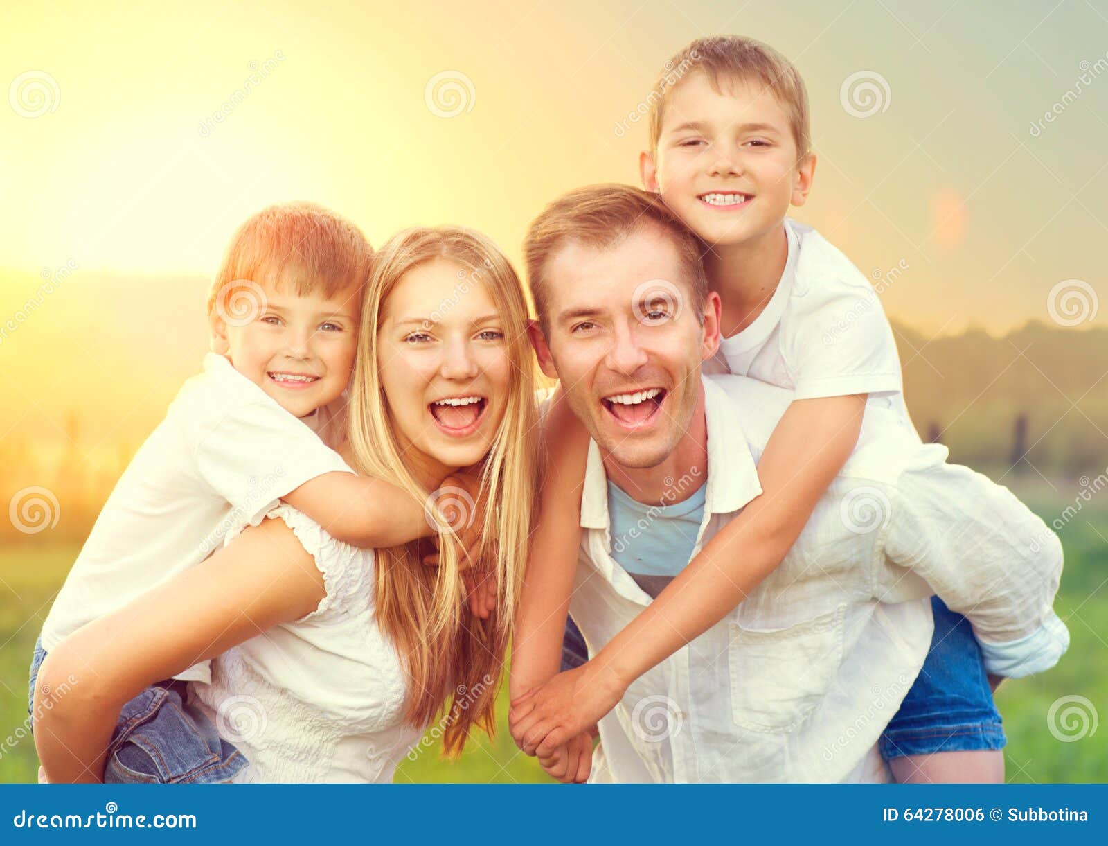 Família Nova Feliz Com Duas Crianças Foto de Stock - Imagem de campo ...