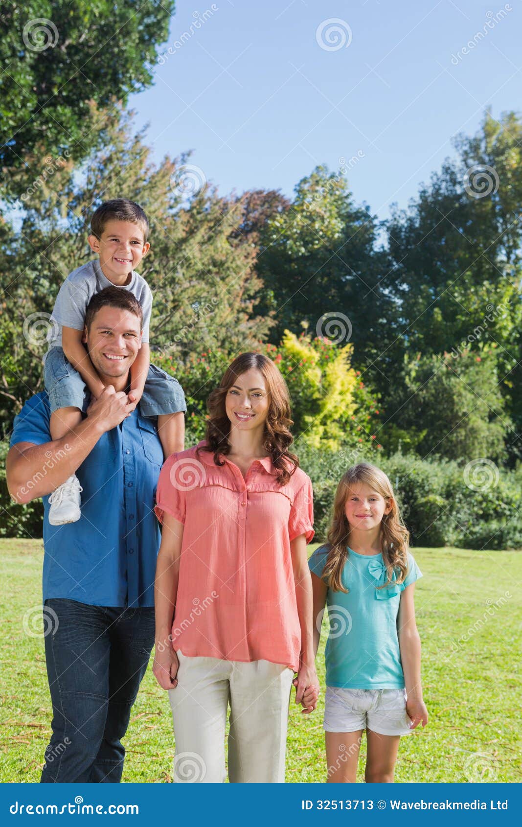 Família Nova Que Levanta Em Um Parque Imagem de Stock - Imagem de ...