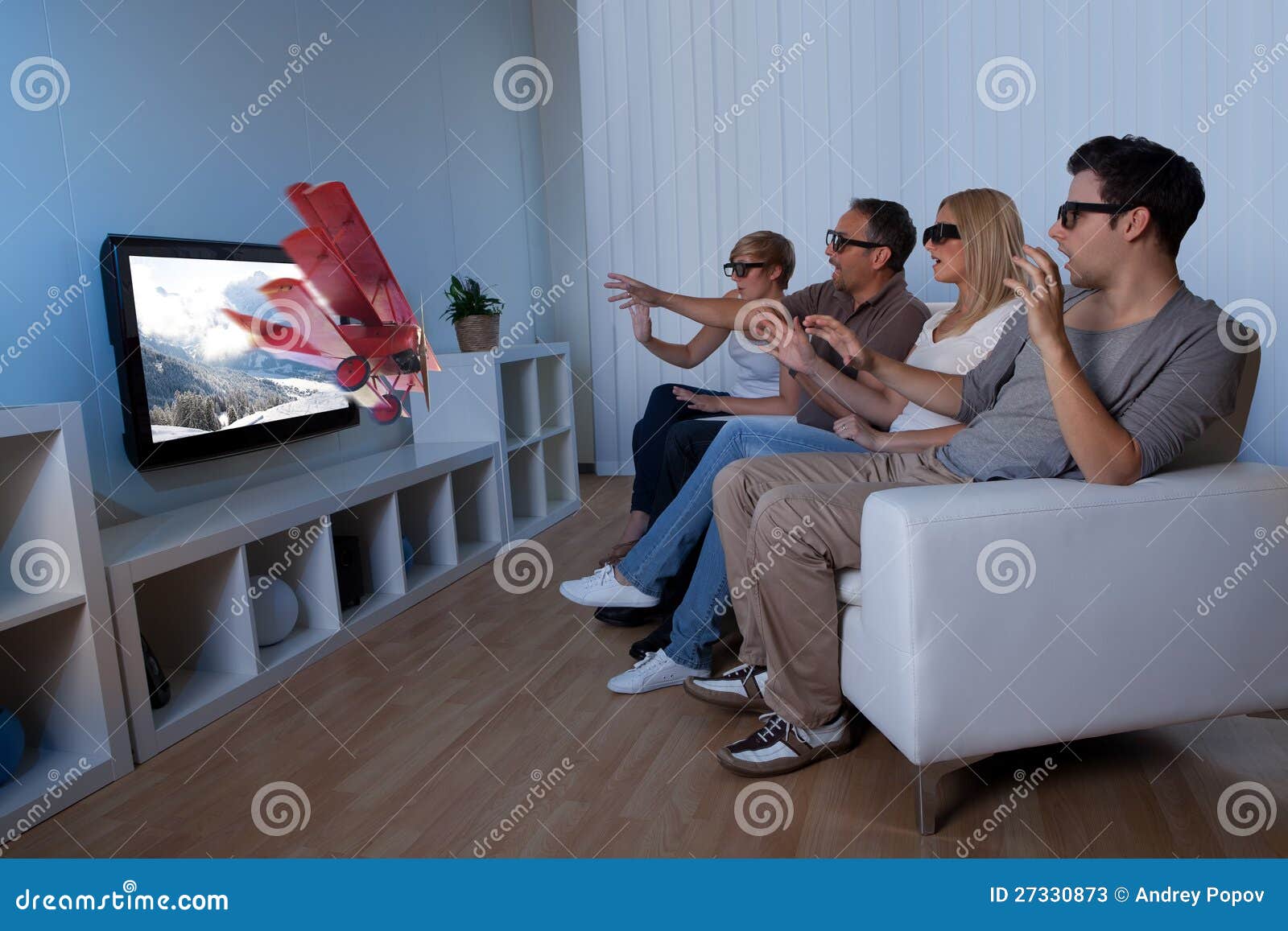 Famiglia Che Guarda Televisione 3D Immagine Stock - Immagine di radiodiffusione, vetri: 27330873